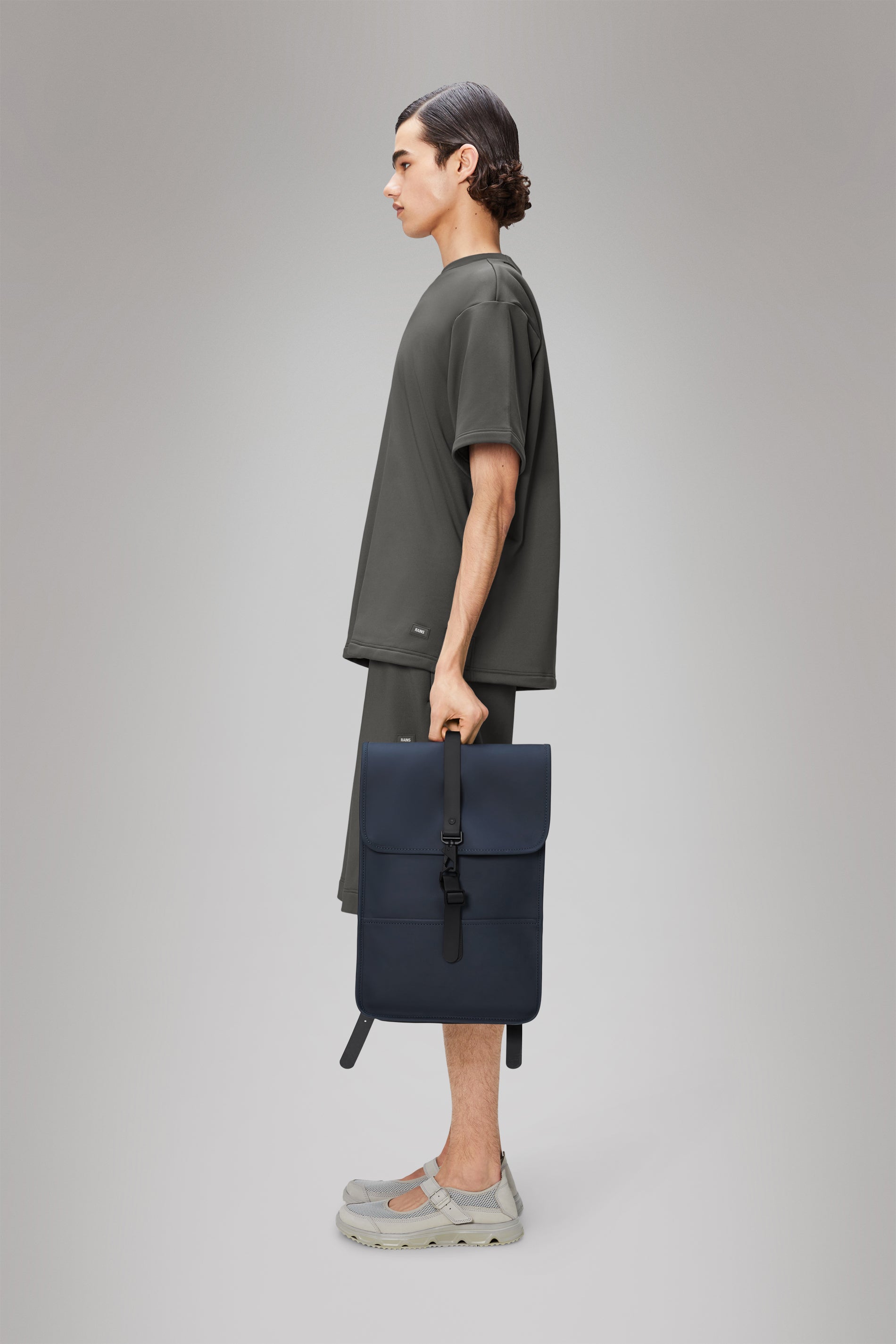 Rains® Backpack Mini en Navy pour 80€ | Livraison Gratuite