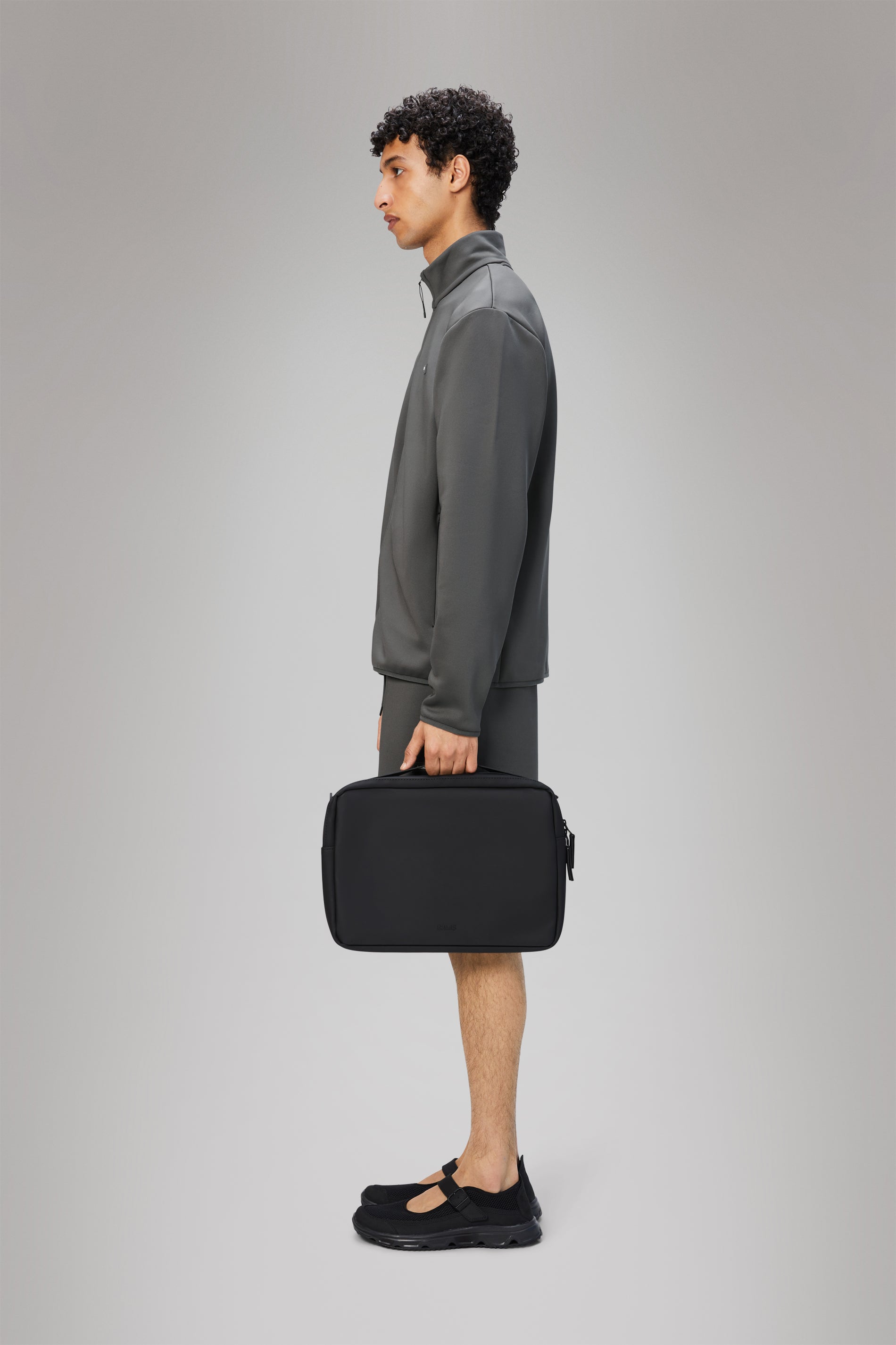 Rains® Messenger Bag en Black pour 95€ | Livraison Gratuite